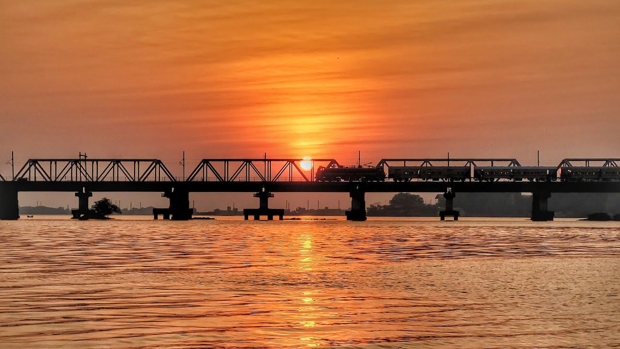 Spectacular view of Malabar Express crossing Netravati river bridge at ...