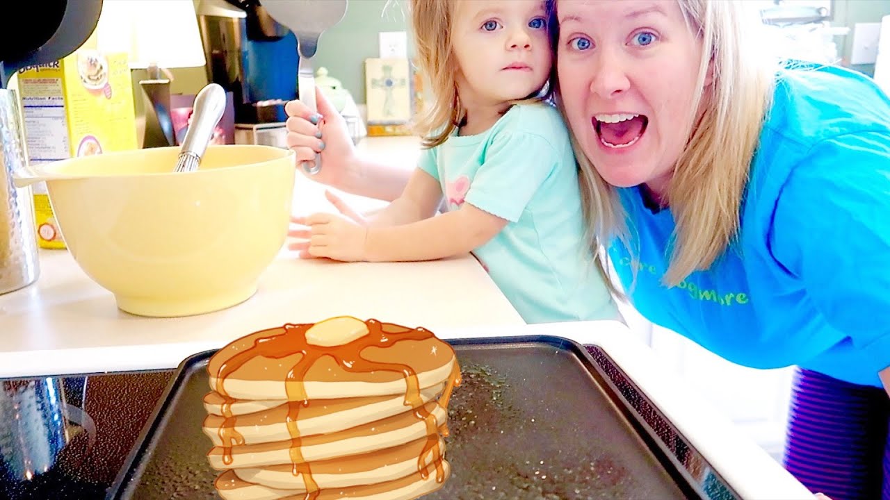 🍴 MOMMY AND ME COOKING BREAKFAST! 🍳 - YouTube