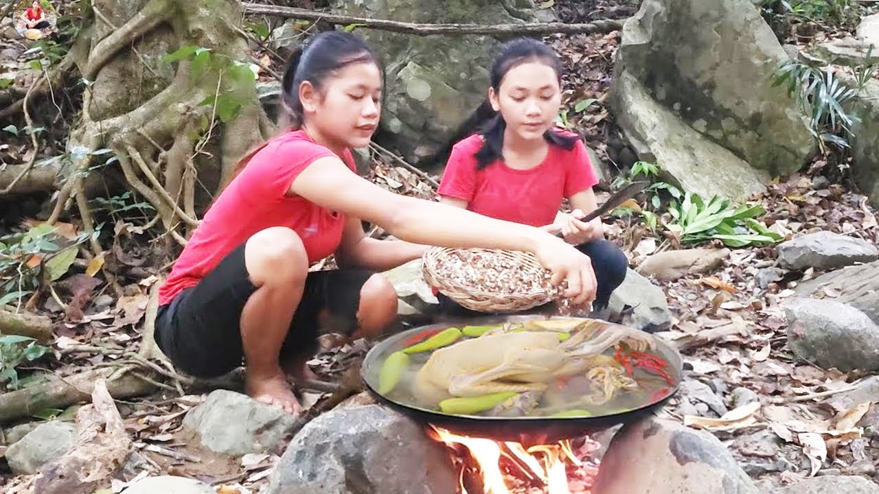 Cooking Spicy Duck Recipe using Red ant for jungle yummy - Fast & Easy ...