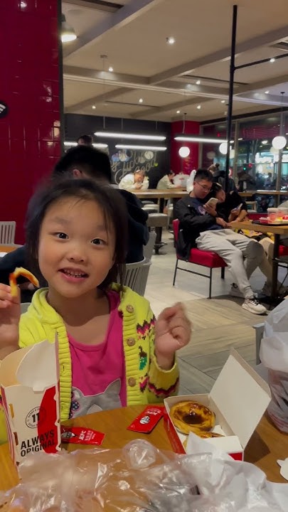 Yana and her sister came to eat their favorite KFC #china - YouTube