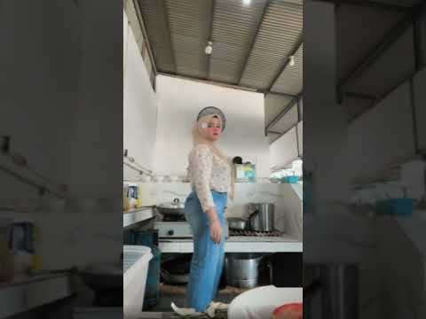pagi..temenin bunda cantik masak yuk di warung #bundacantik #hijab #kitchen