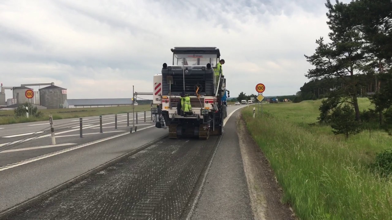 Wirtgen W210i presses milling tooth into Swedish highway E22 at Svevias working cite - YouTube
