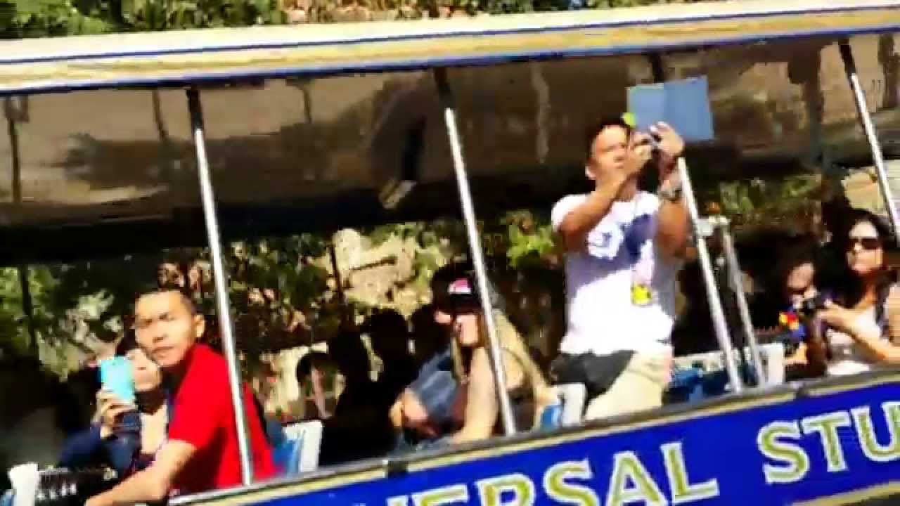 STUDIO TOUR TRAM PASSING BY FILMING TV SHOW UNIVERSAL STUDIOS HOLLYWOOD ...