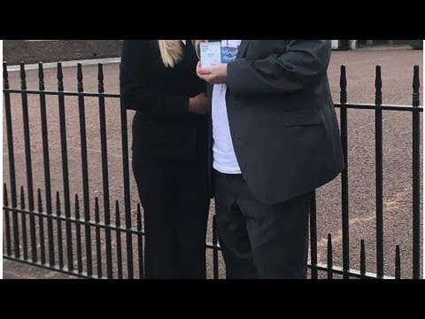 Campaigner visits palace