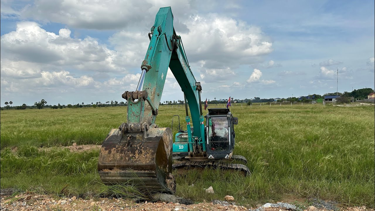 KOBELCO SK200 Excavator Trimming Soil Slope | New Access Construction ...