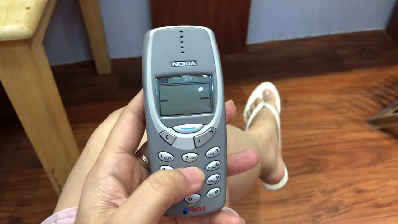 Chơi game trên điện thoại nokia 3310 cổ - YouTube
