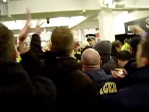 Manchester United Hooligans Singing. - YouTube