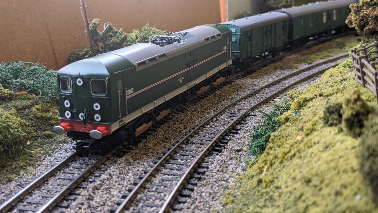 BR/SR Booster Electric locomotive 20002 (EFE). - YouTube