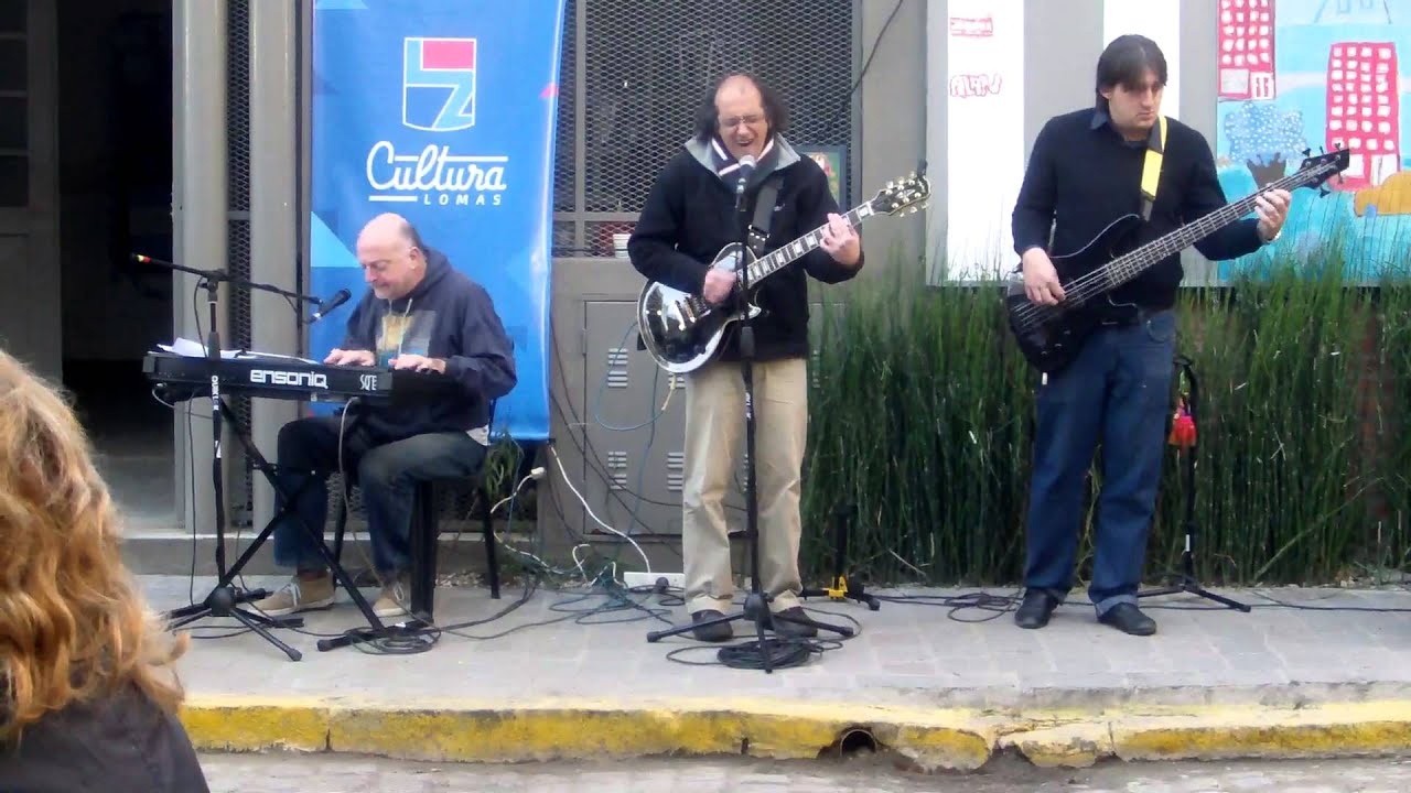 musica en el paseo del arte del pasaje gonzalez lomas de zamora - YouTube