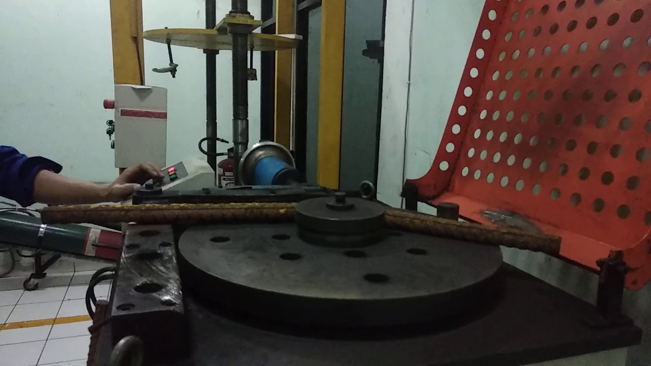 Test besi beton Uji bending / tekuk marking MS d. 32 Bjts 420B di lab ...