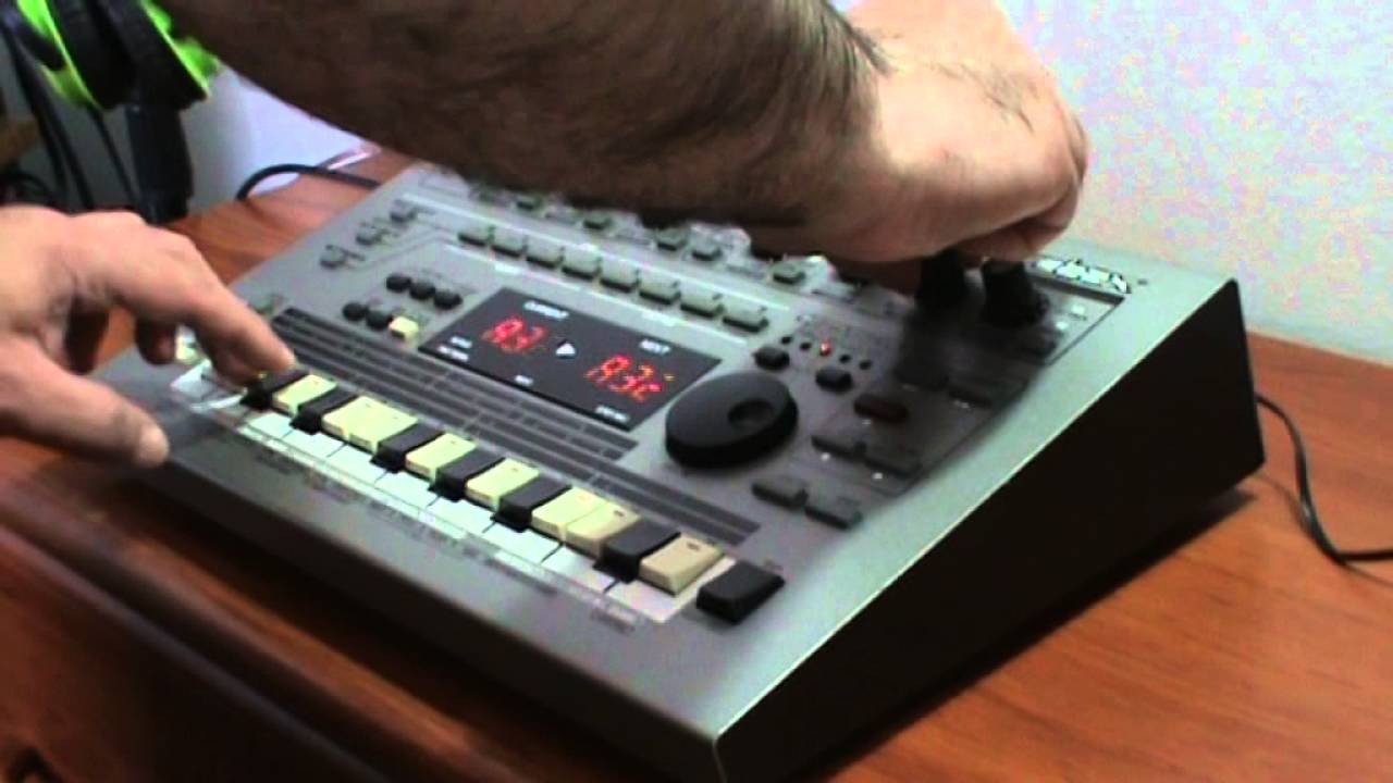 Roland MC 303 groovebox and synth Superteclados.com play for fun pal ...
