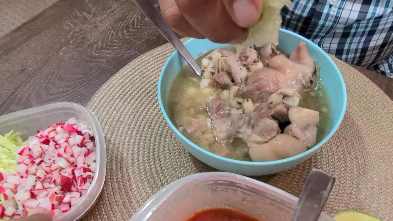Pozole con pata de cerdo - YouTube