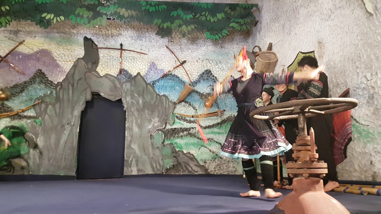 H'Mong Traditional Dance - YouTube