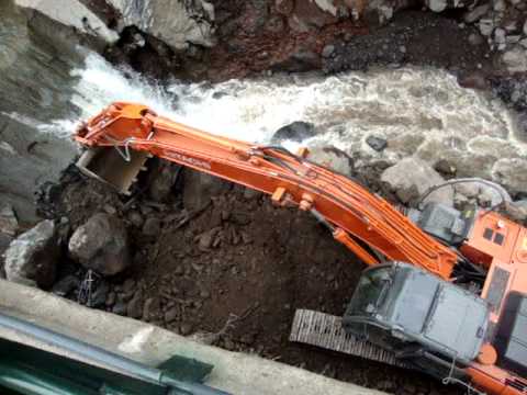 Hitachi Zaxis 250 LCN placing big rocks - YouTube