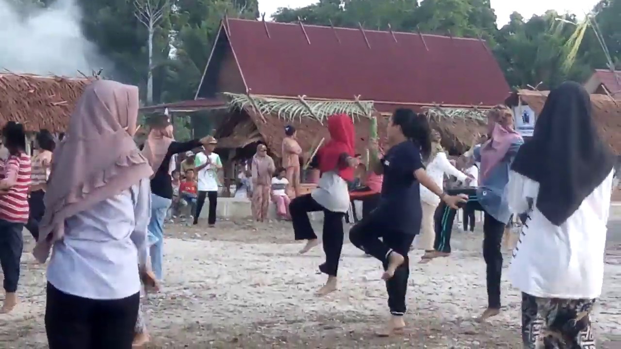 Tarian Adat Mentawai (Tari Persembahan) - YouTube