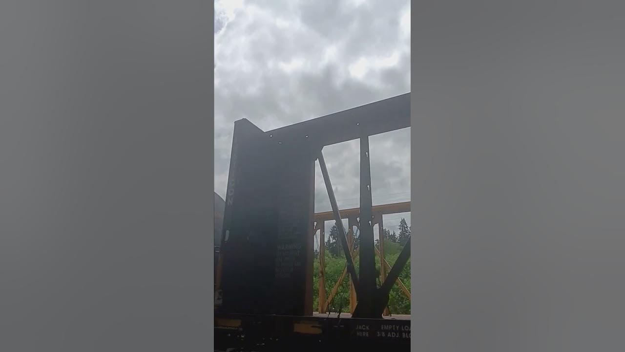 UP #8690 leads the MRVHK at Judkins - YouTube