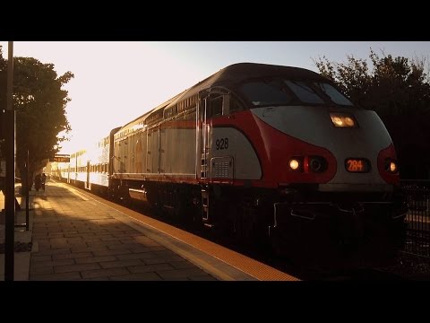 CALTRAIN Baby Bullet behind 3,600 HP MP36PH-3C#928 arrives at Sunnyvale ...