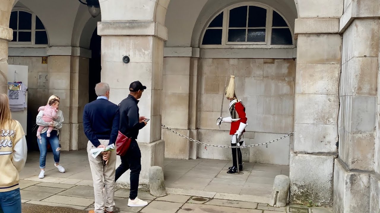 GET BACK! King’s Guards Massive Loud Shout - YouTube