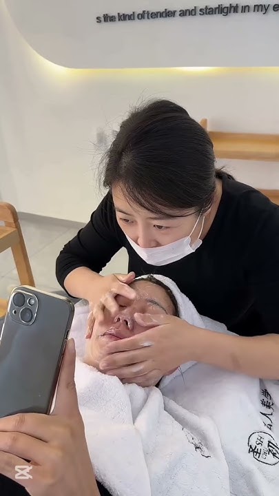 当她按摩这个女孩的脸时,另一个女孩做了什么?😱😈 Youtube