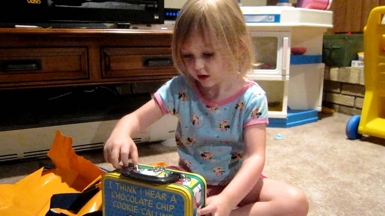 Reagan gets a lunch box - YouTube