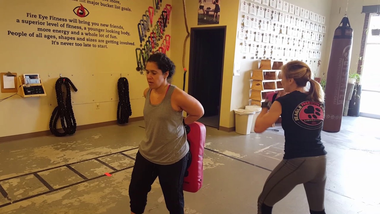 Roundhouse kicks in kickboxing class - YouTube