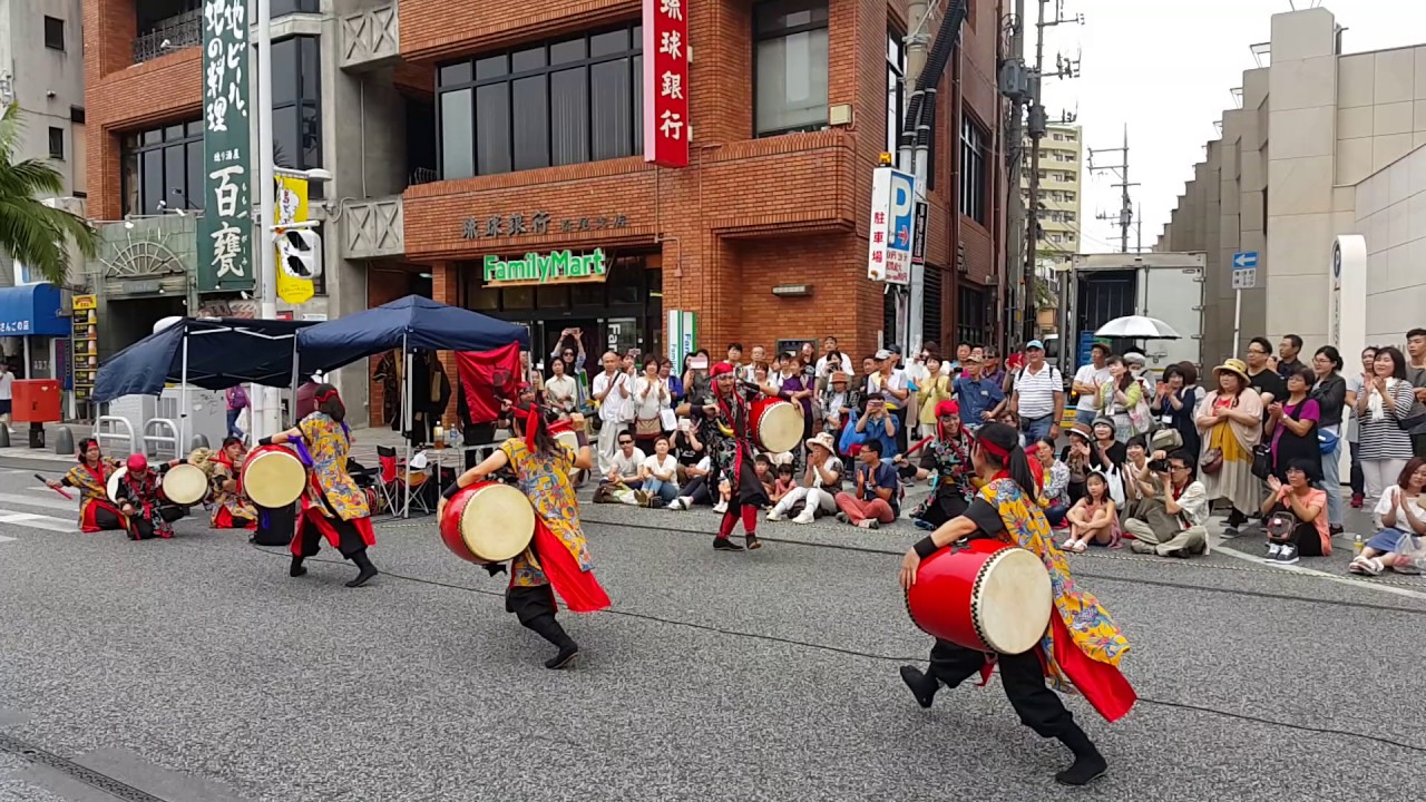 Okinawa Eisa Drum and Dance @ 国際通 - YouTube