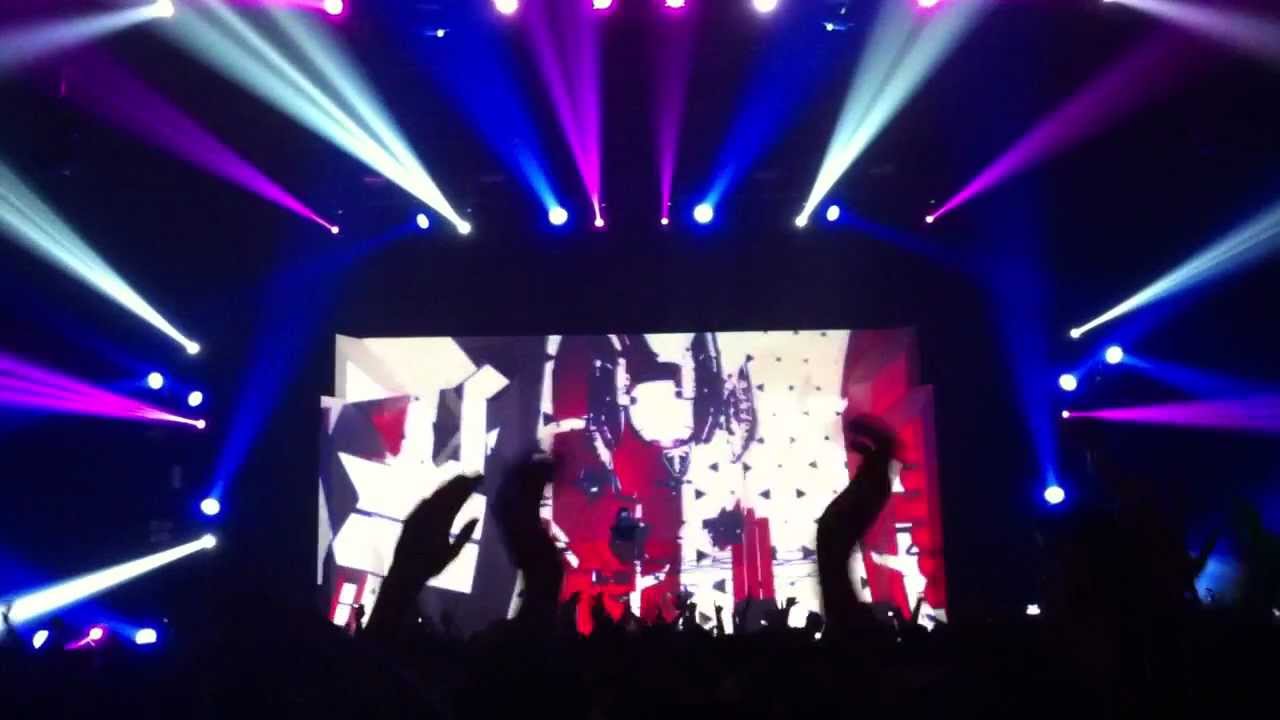 SKRILLEX CELL SHOW @ ZENITH DE PARIS - VENDREDI 27/04/2012 - 5 - YouTube