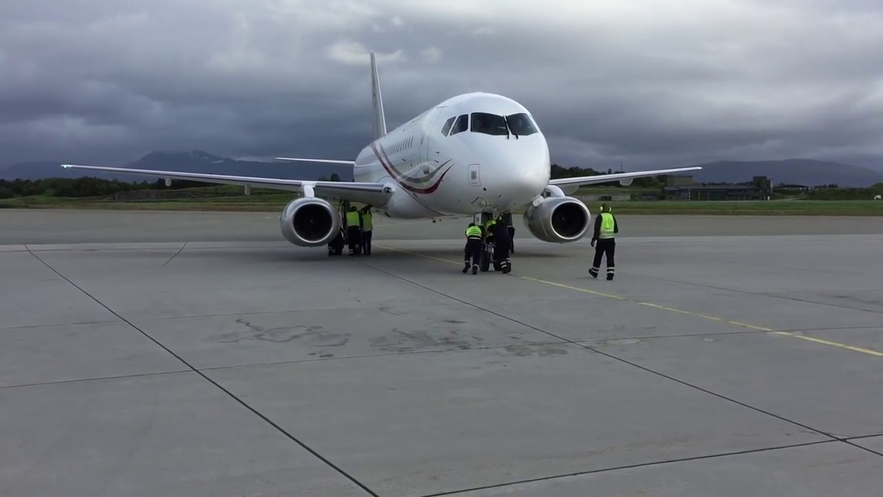 Pushback accidents and Airport Apron incidents caught on camera - YouTube