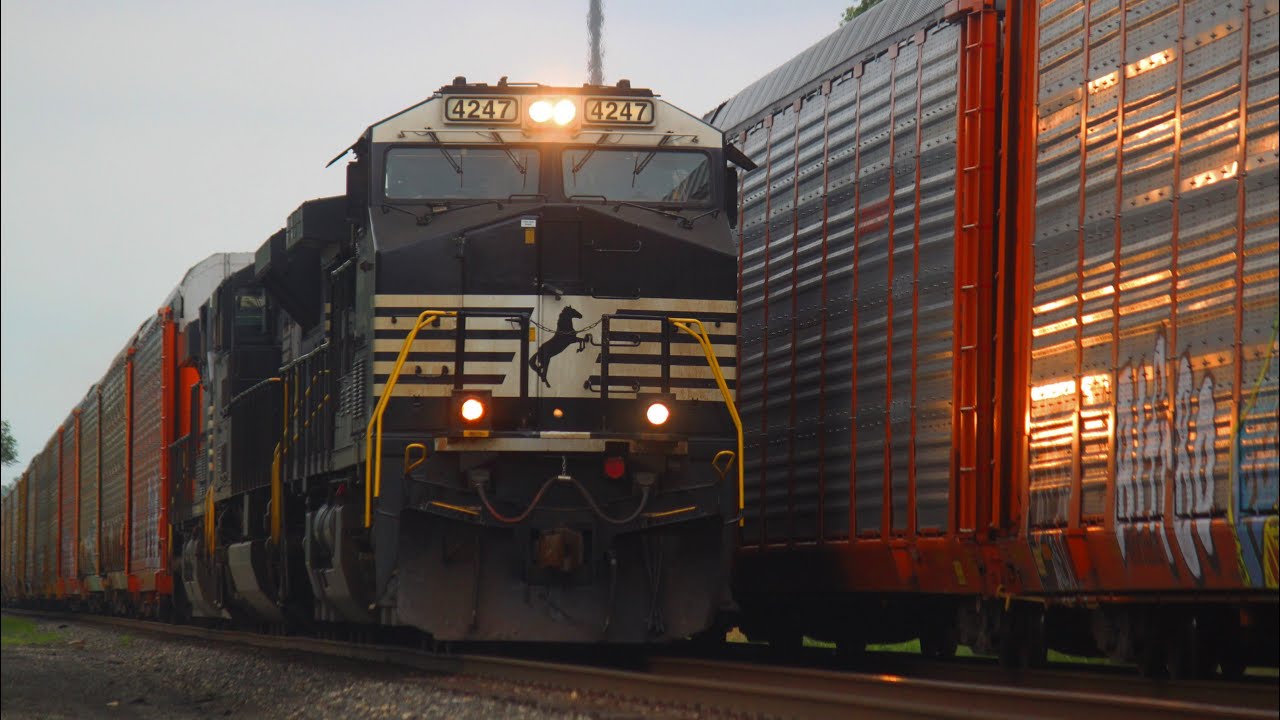 NS #4530 Meets Another NS Autorack Train! (EB + WB Meet) - YouTube