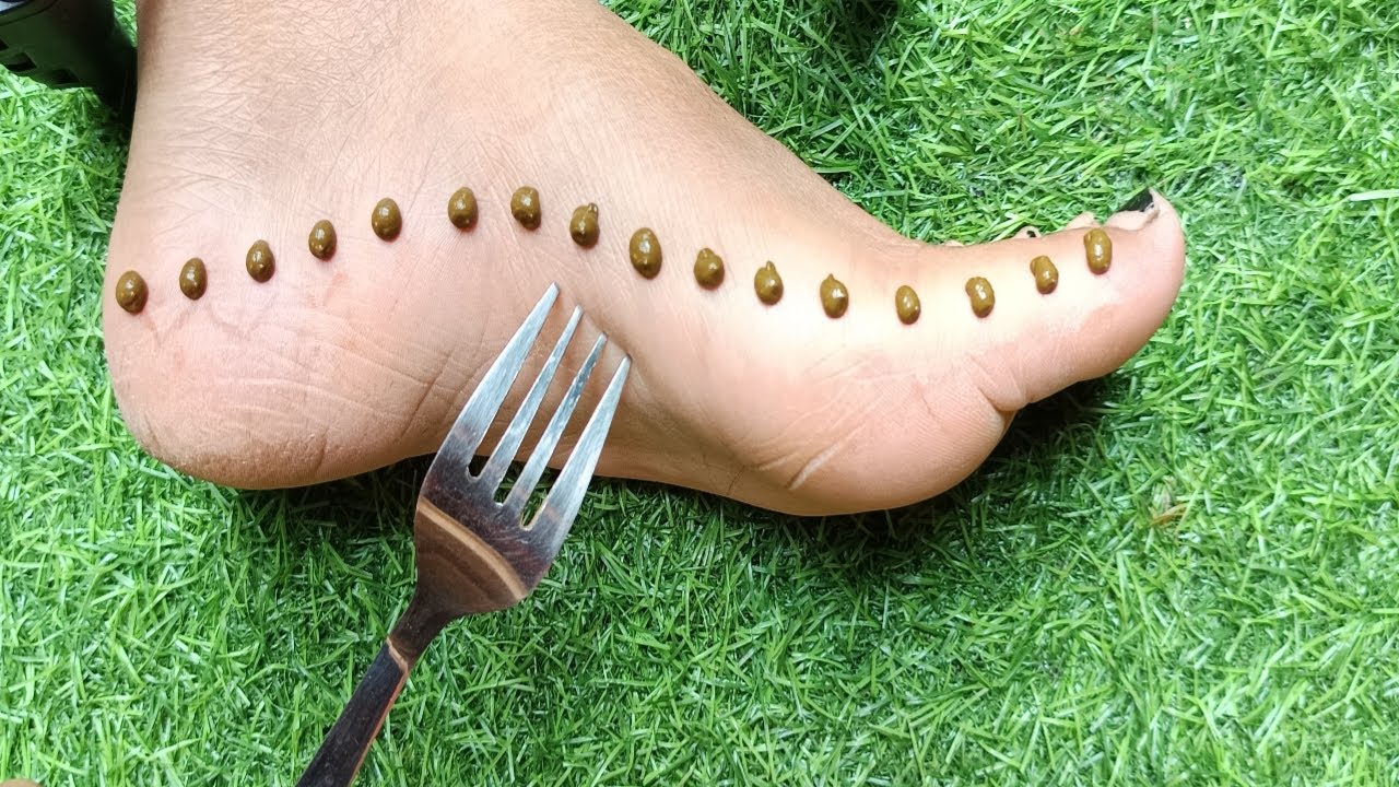 How to apply mehndi design on leg l Dot's mehndi trick for leg by ...