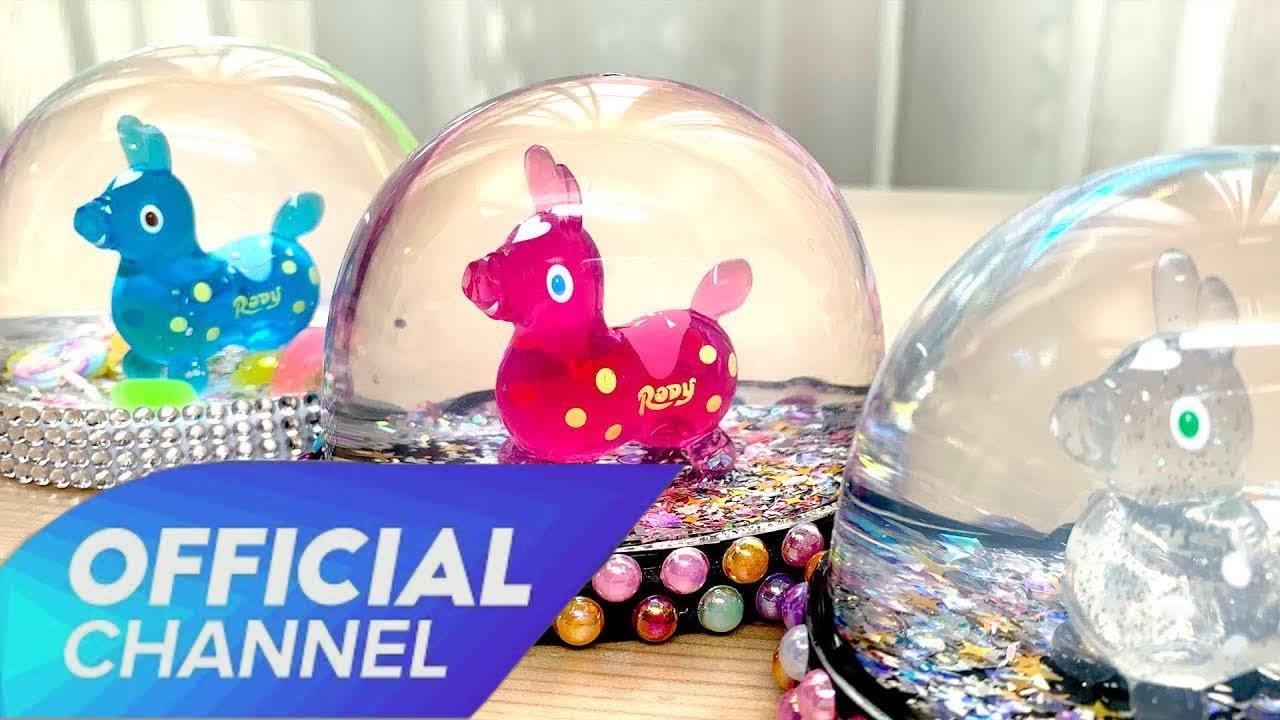 I made a glitter snow dome with 100 uniform materials! How to make a ...