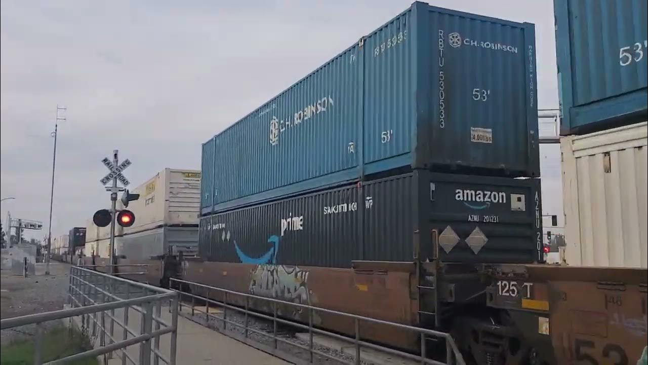 BNSF intermodal train passing Blackstone Ave Fresno ca - YouTube