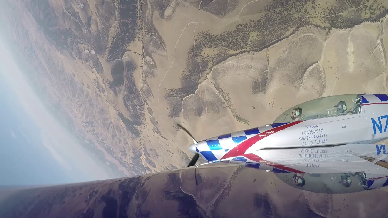 Inverted Normal Spins in an Extra 300L - YouTube