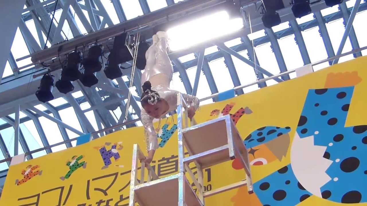 Acrobat of chair : 中国雑技 椅子のバランス - YouTube
