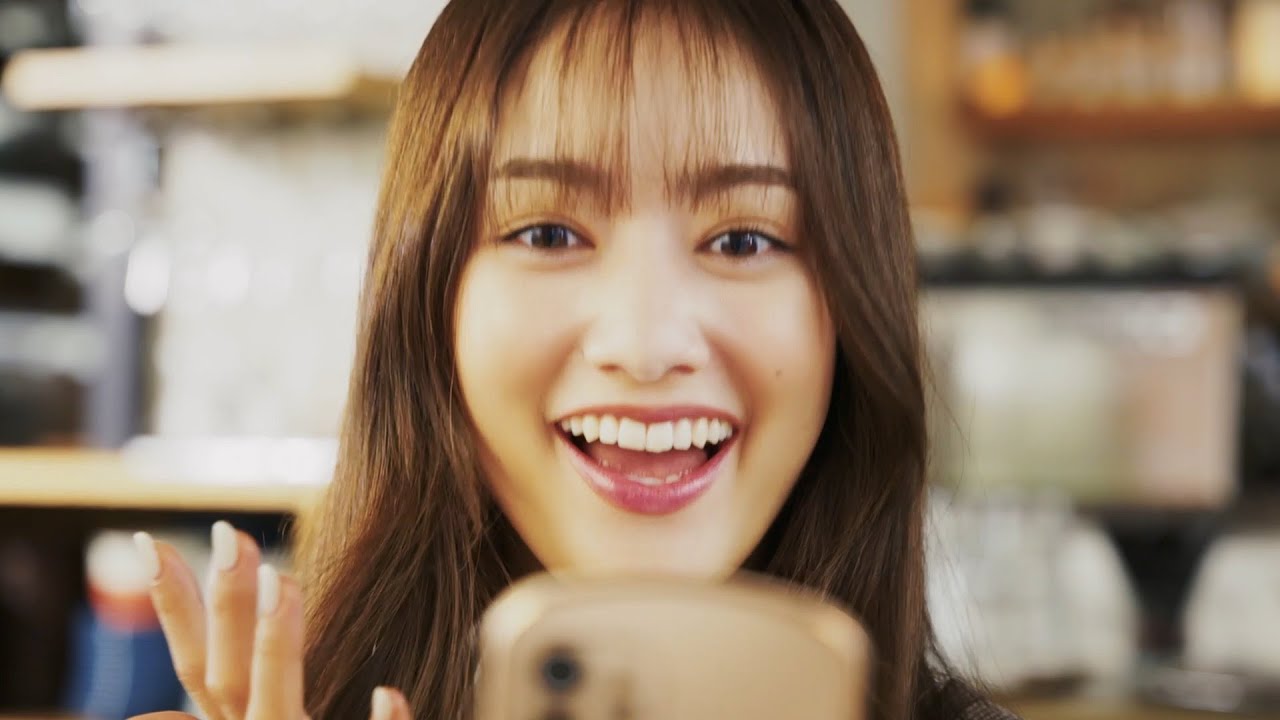 谷まりあ、意中の彼へ告白!? ドキドキ・ワクワクを全身で表現／ABC-MART byA スリムブーツCM+メイキング＋インタビュー - YouTube