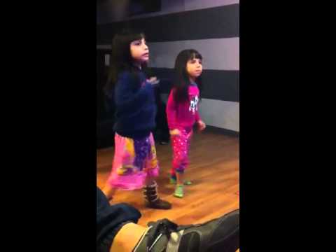 My nenas dancing