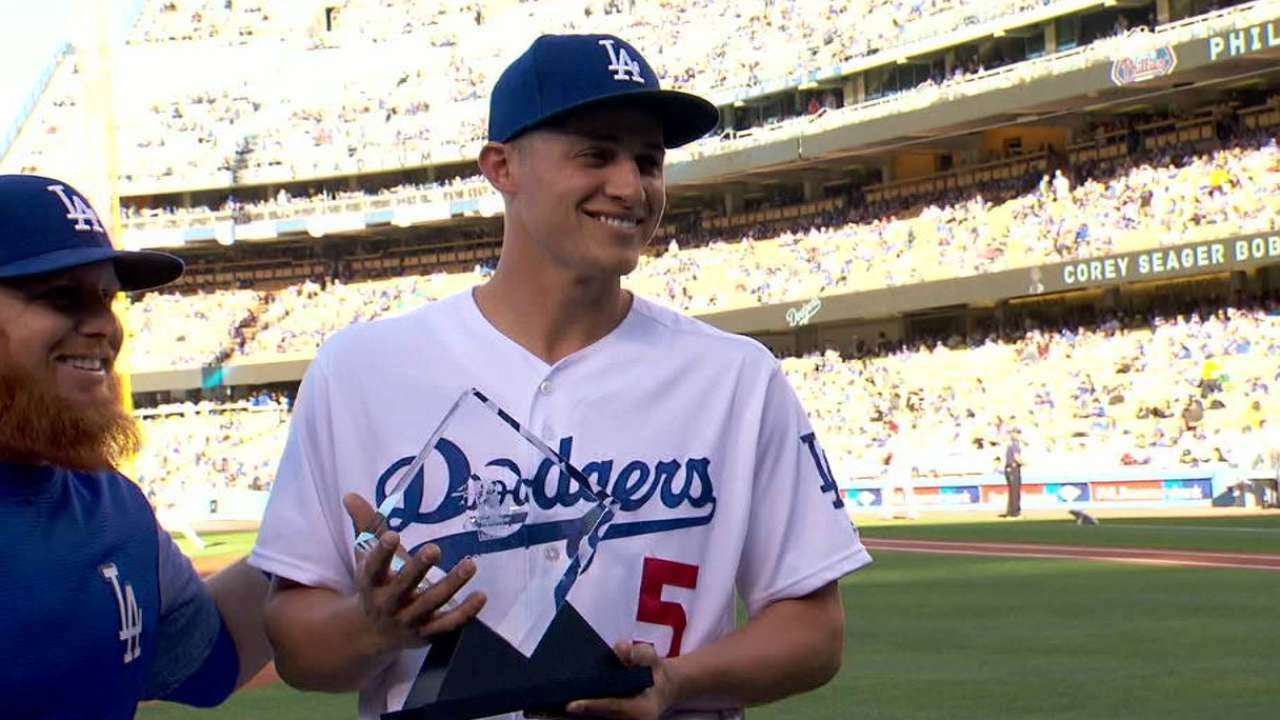 PHI@LAD: Seager receives NL Outstanding Rookie Award - YouTube