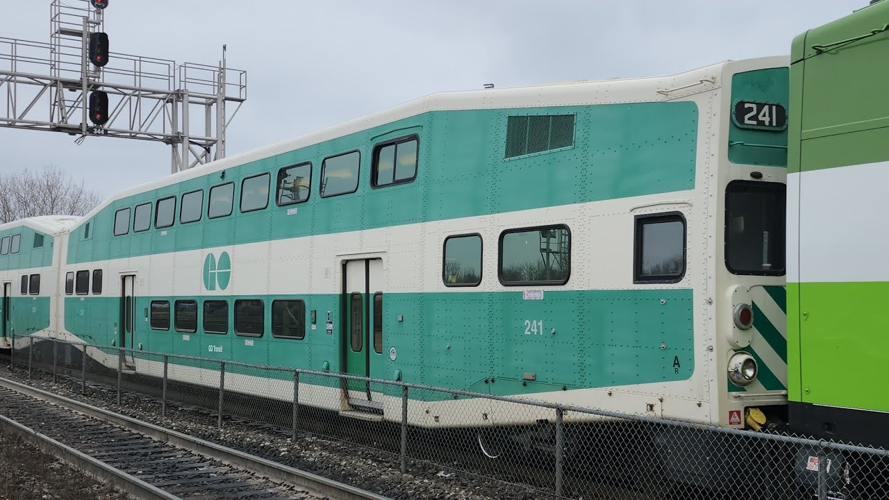 (10 Cars) (Mid Old Cab Car 241) GO 1013 - 355 With 668 Pulling Into ...