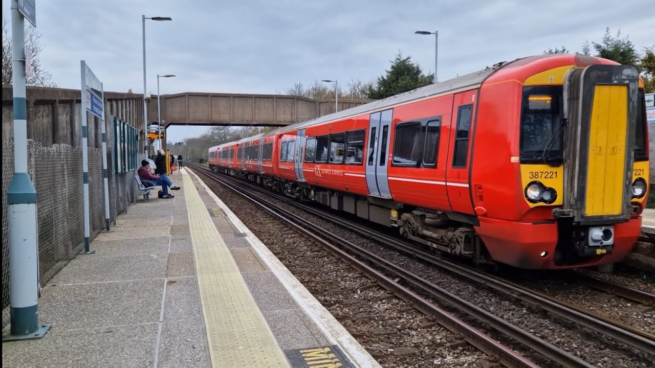 Class 387 Passing Collington - 22/4/2023 - YouTube