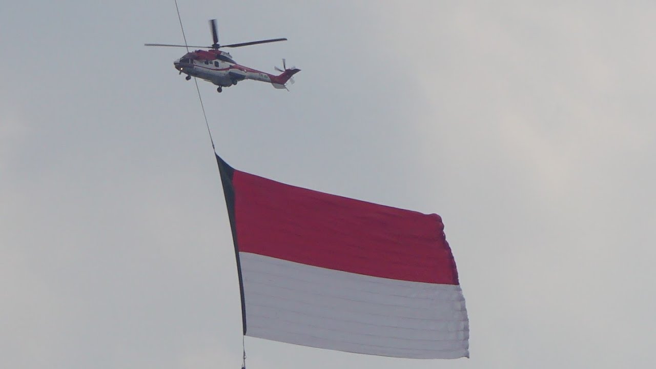 Helikopter TNI AU Membawa Bendera Merah Putih Raksasa Indonesia (HUT RI ...