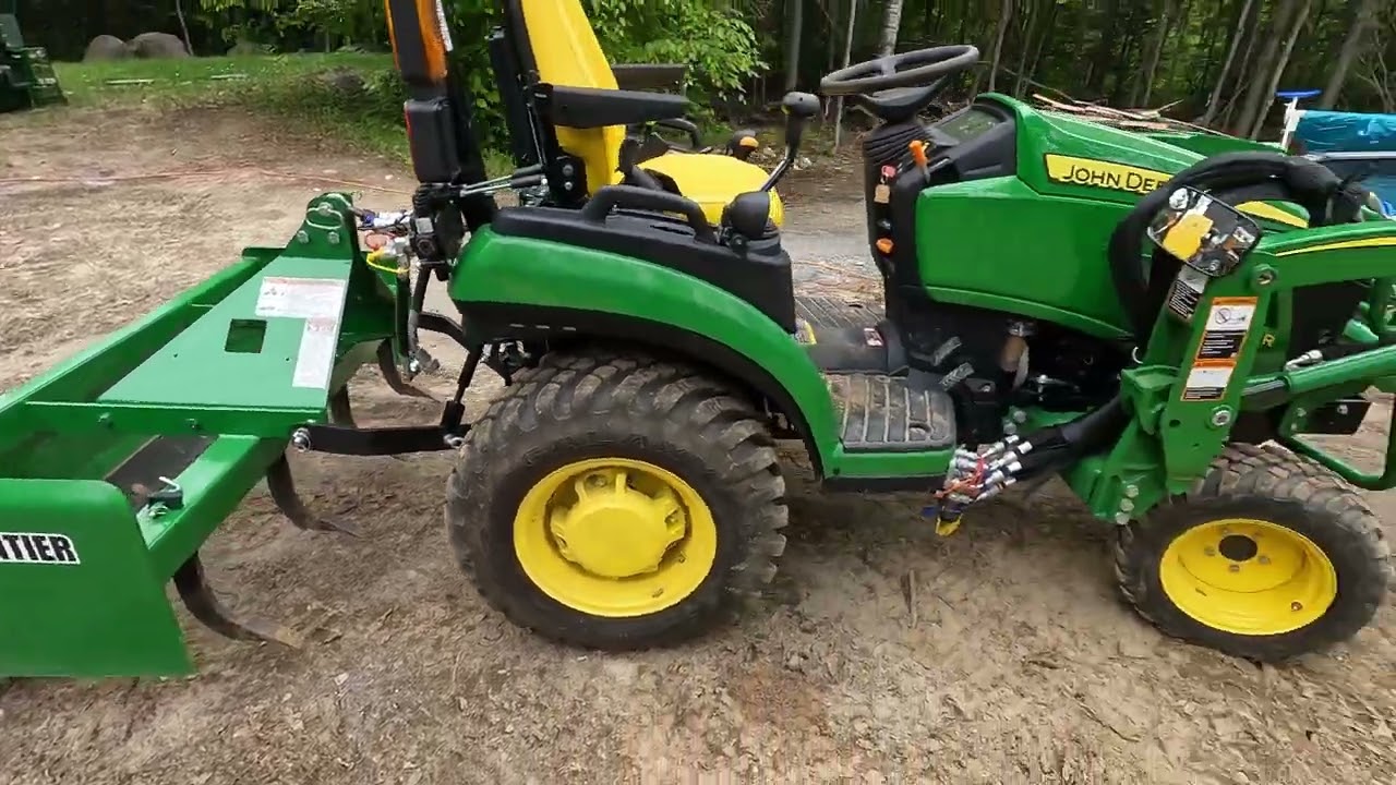 20-Préparation de surface. Deere 2025r, 120r et Box Blade Frontier ...