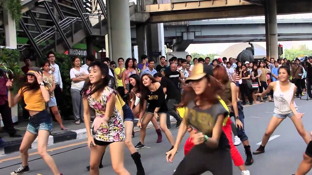 Jennifer Lopez: Flash Mob Thailand 2012 - YouTube Music