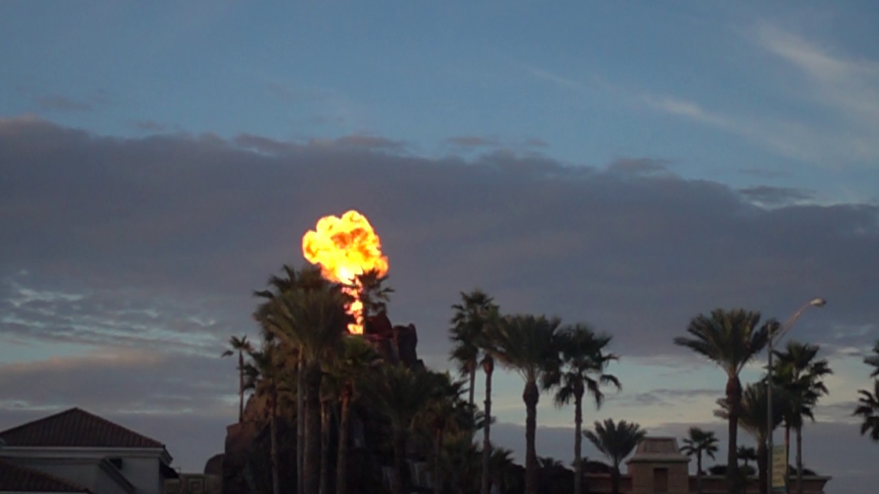 Rainforest Cafe Galveston Volcano (40x Real Time) - YouTube