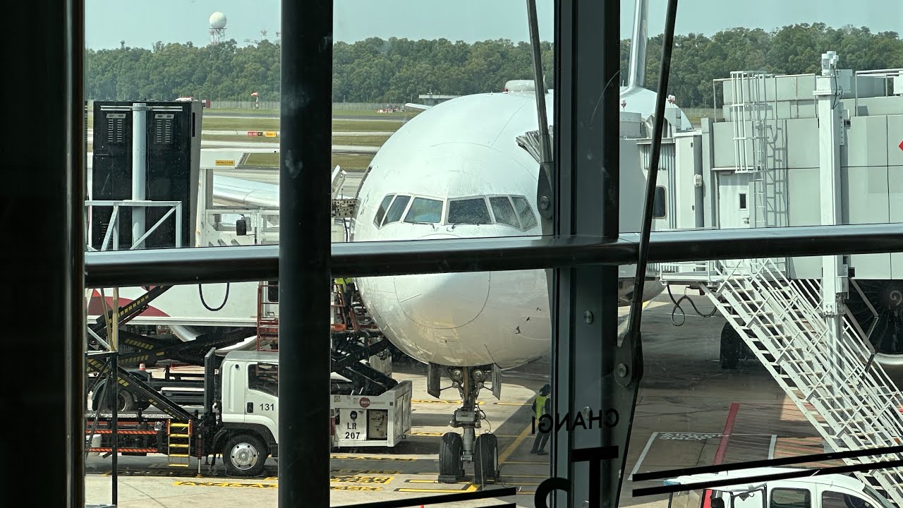 [17 JAN 2026] Singapore Airlines SQ318 B777-300ER Heavy Mid-Day ...
