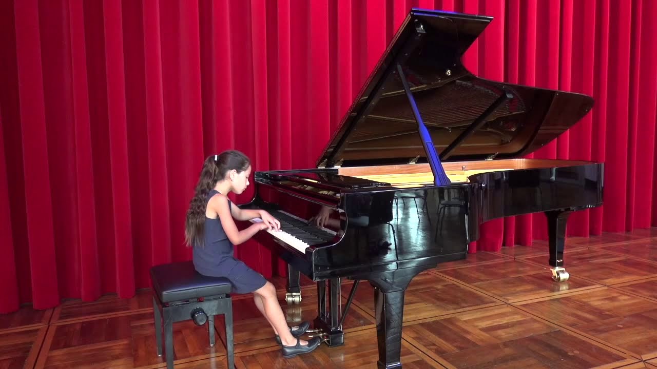 Anna Plotkina (9) spielt J. Haydn und C. Debussy - YouTube