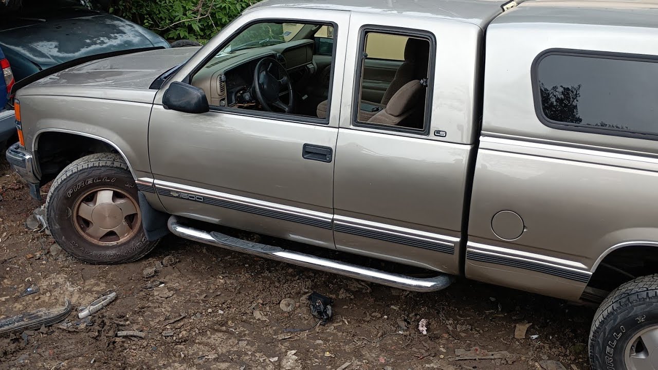 Super Clean Truck in the Junkyard - YouTube