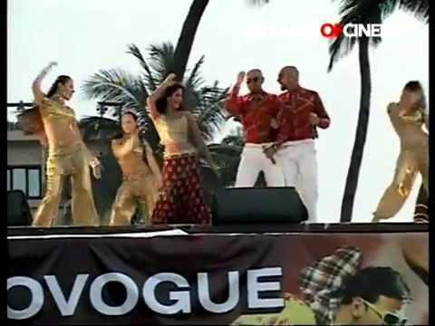 Katrina Kaif's LIVE performance on Sheila Ki Jawaani at Juhu Beach - YouTube.flv