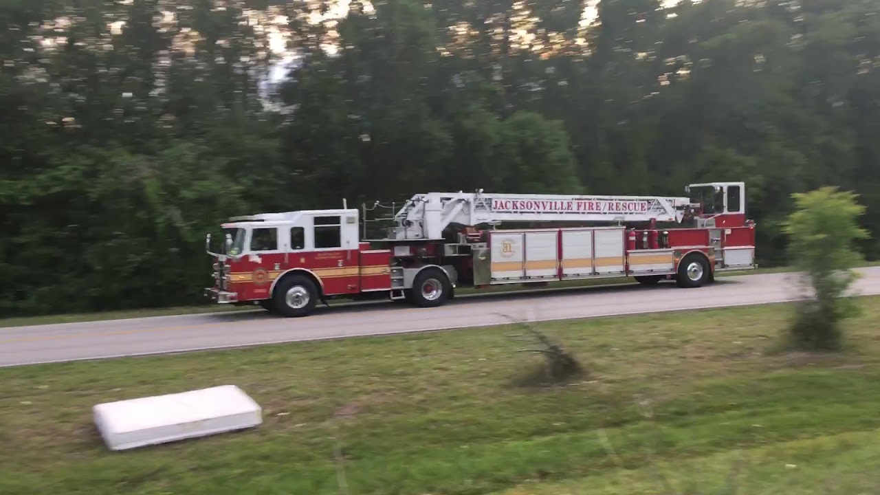 JFRD Ladder 31 cruising by on Firestone - YouTube