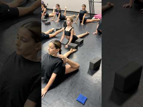 Stretching class 😊 subscribe ✅ #jdistudio #backbend #dancer #yuliagagarina