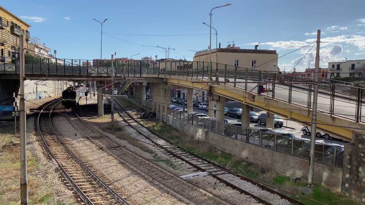 Et401 ferrovia Cumana in uscita da Pozzuoli - YouTube